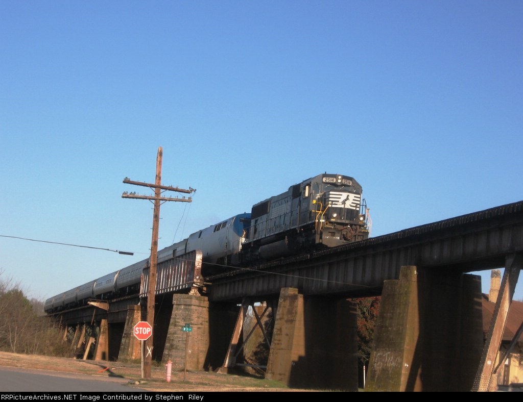 NS 2514 Leads Amtrak 79 through Weldon